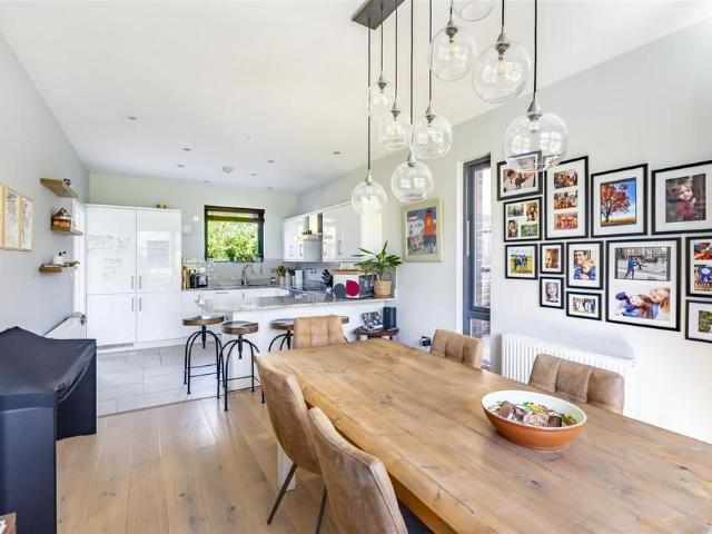 5 bedroom detached house to rent