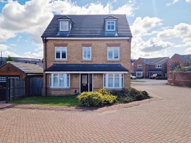5 bedroom detached house to rent