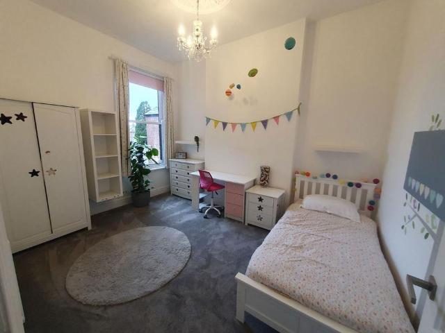 5 bedroom detached house to rent