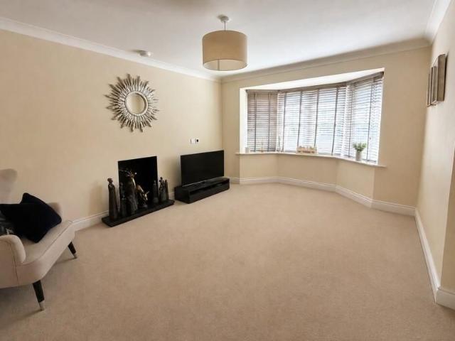 5 bedroom detached house to rent