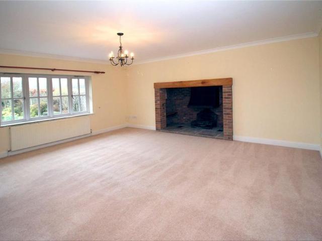 5 bedroom detached house to rent