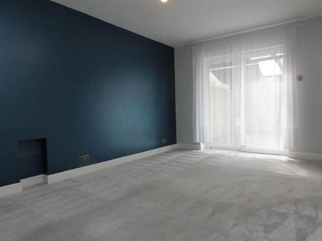 5 bedroom detached house to rent
