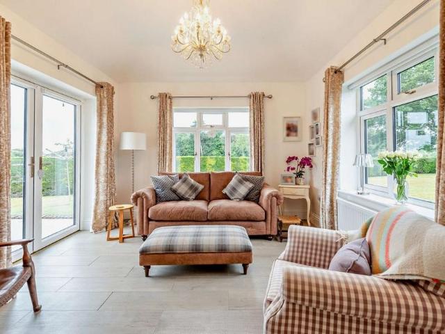5 bedroom detached house to rent