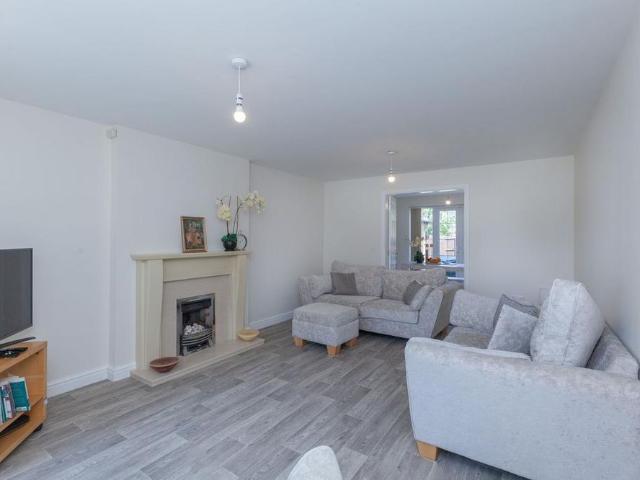 5 bedroom detached house to rent