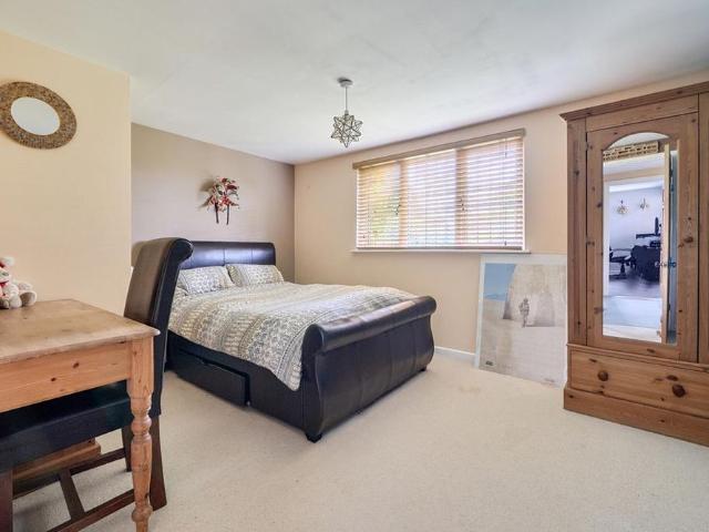 5 bedroom detached house to rent