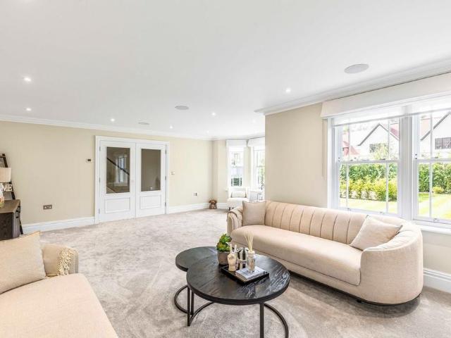 5 bedroom detached house to rent