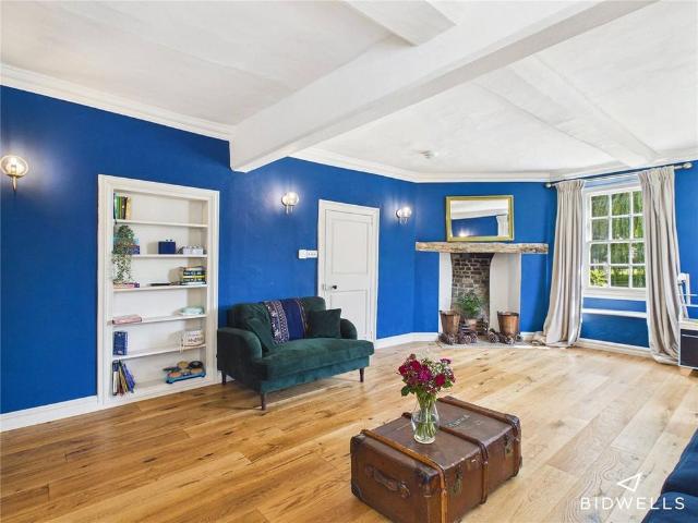 5 bedroom detached house to rent