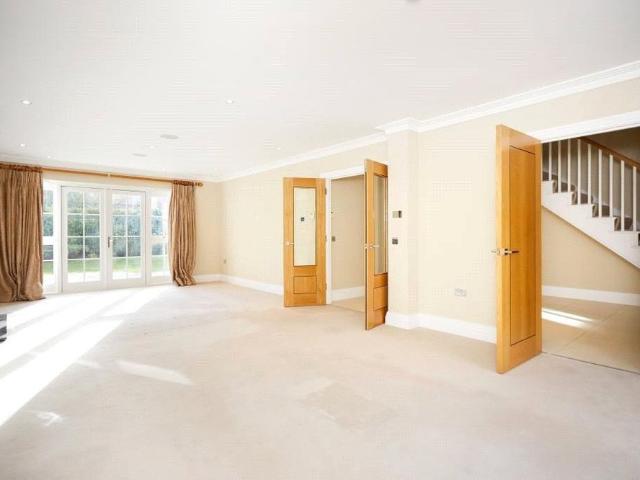 5 bedroom detached house to rent