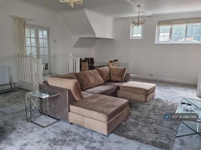 5 bedroom detached house to rent