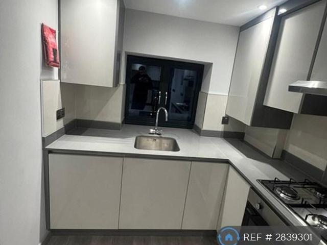 5 bedroom semi detached house to rent
