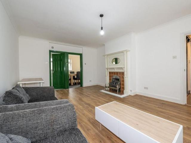 5 bedroom detached house to rent
