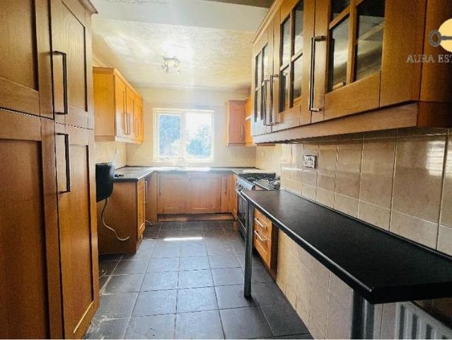 5 bedroom detached house to rent