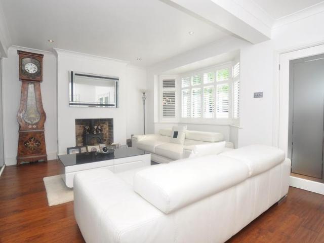 5 bedroom detached house to rent