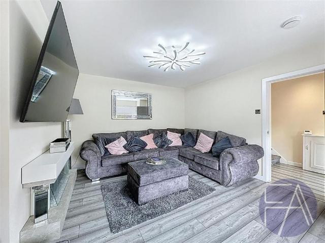 5 bedroom detached house to rent