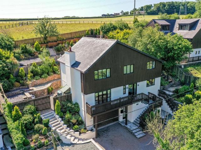5 bedroom detached house to rent