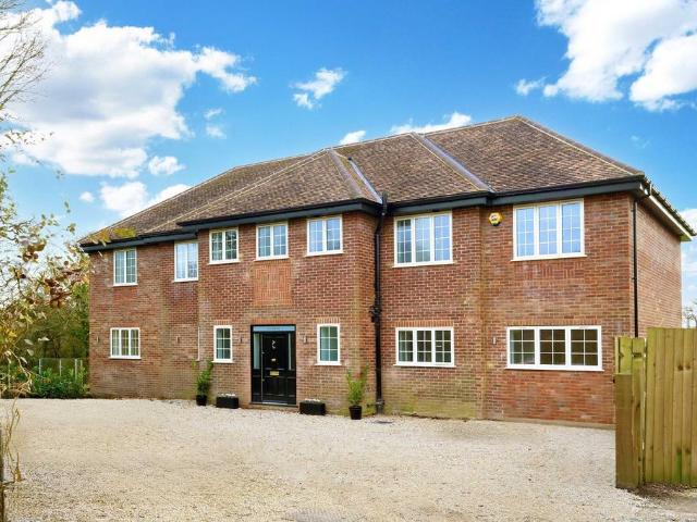 5 bedroom detached house to rent