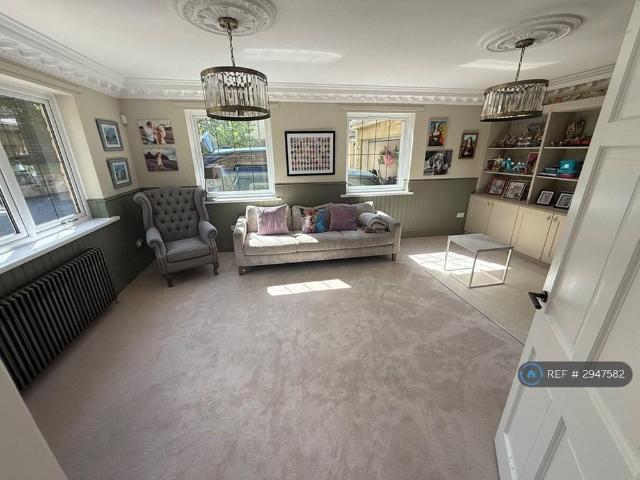 5 bedroom detached house to rent