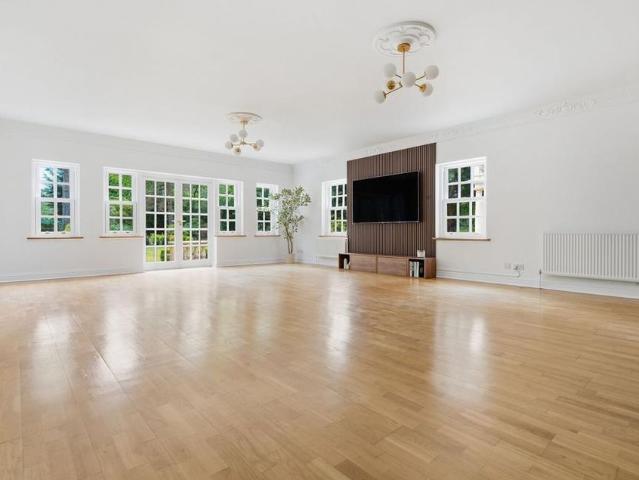 5 bedroom detached house to rent