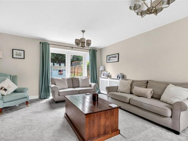 5 bedroom detached house to rent