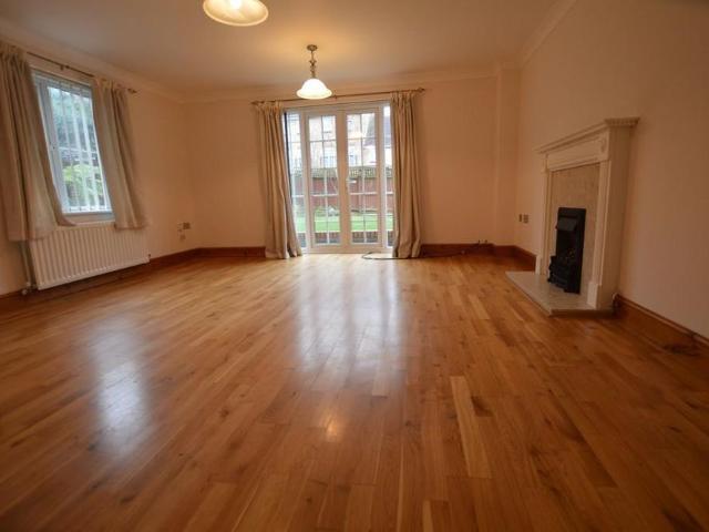 5 bedroom detached house to rent