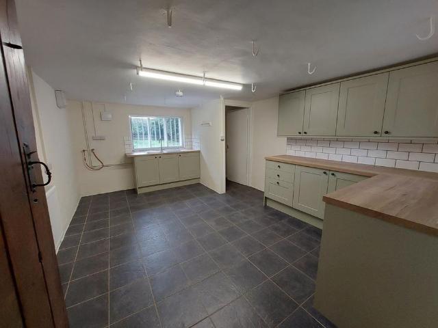 5 bedroom detached house to rent