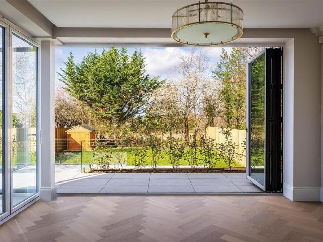5 bedroom detached house to rent