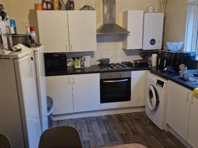 5 bedroom detached house to rent
