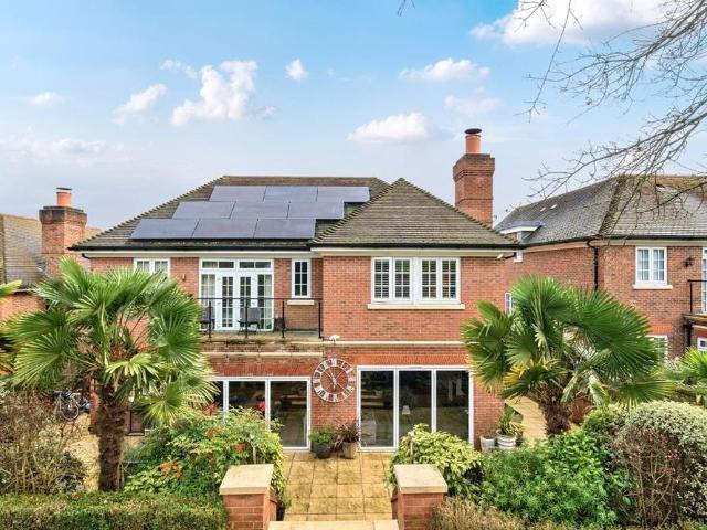 5 bedroom detached house to rent