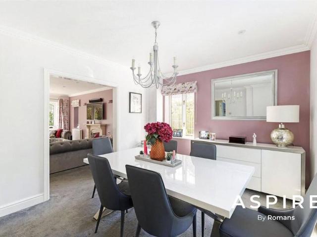 5 bedroom detached house to rent