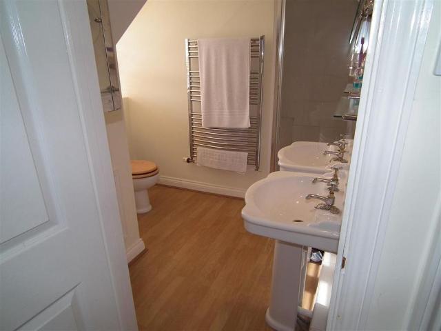 5 bedroom detached house to rent
