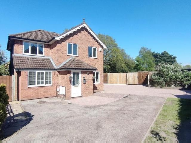 5 bedroom detached house to rent