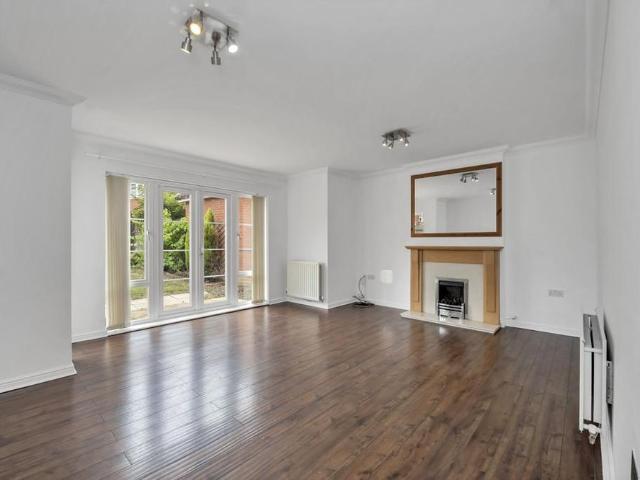 5 bedroom detached house to rent