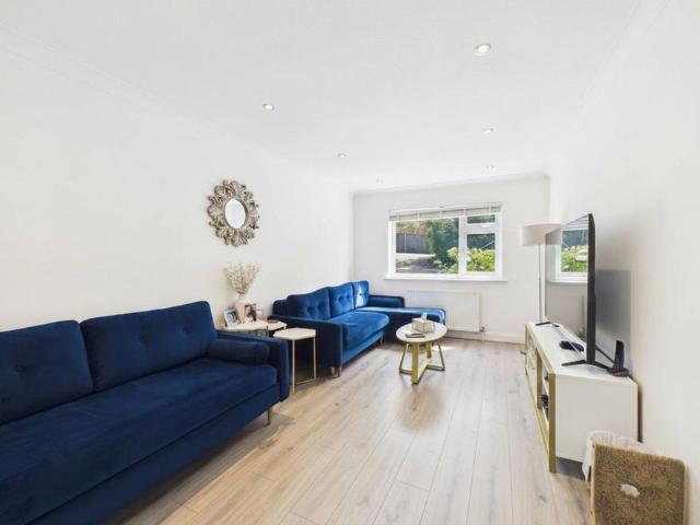 5 bedroom link detached house to rent