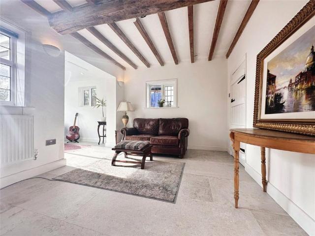 5 bedroom detached house to rent