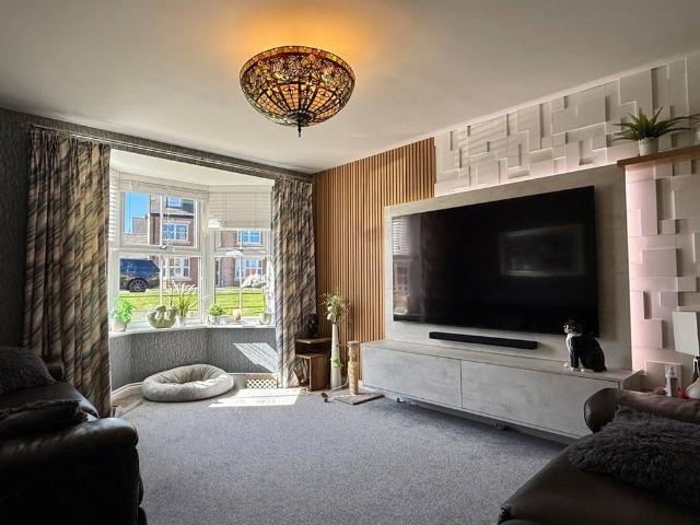 5 bedroom detached house to rent
