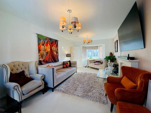 5 bedroom detached house to rent