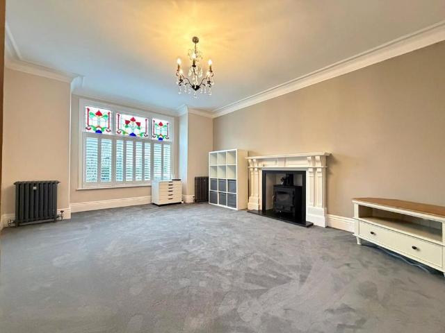 5 bedroom detached house to rent