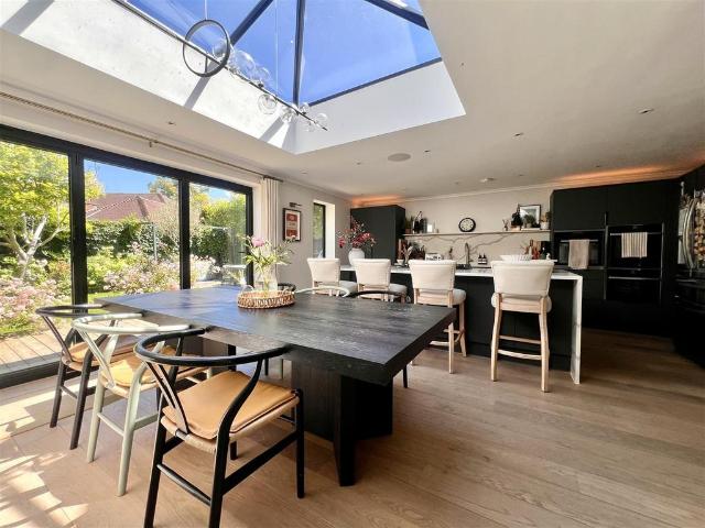 5 bedroom detached house to rent