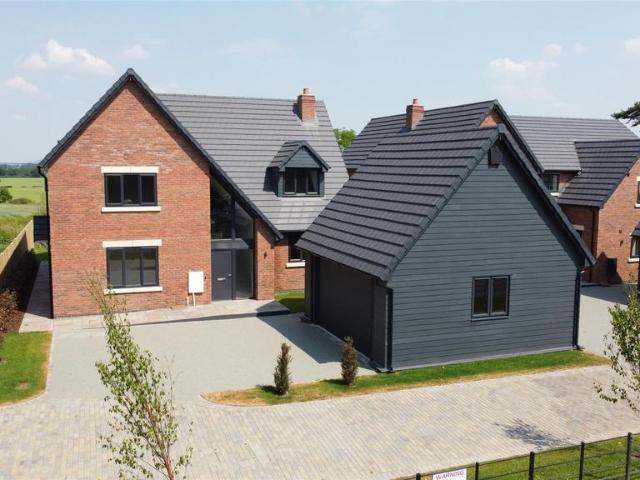 5 bedroom detached house to rent