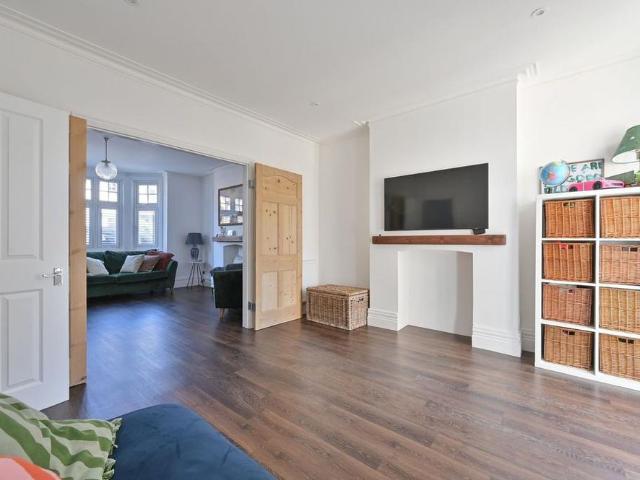 5 bedroom detached house to rent