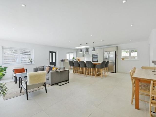 5 bedroom detached house to rent