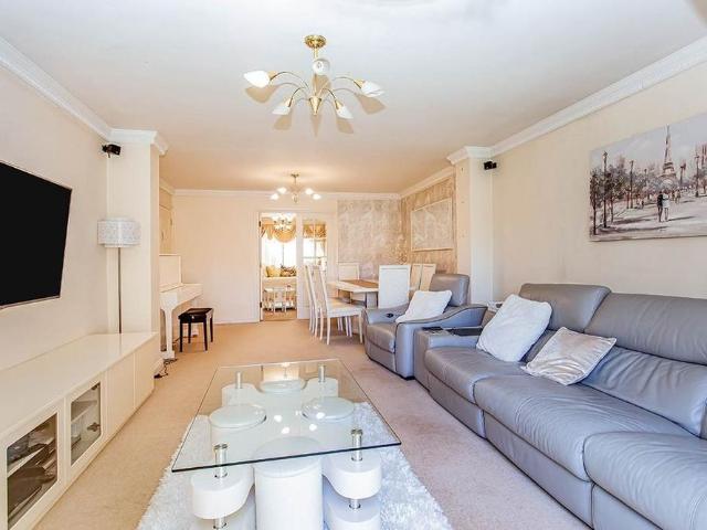 5 bedroom detached house to rent