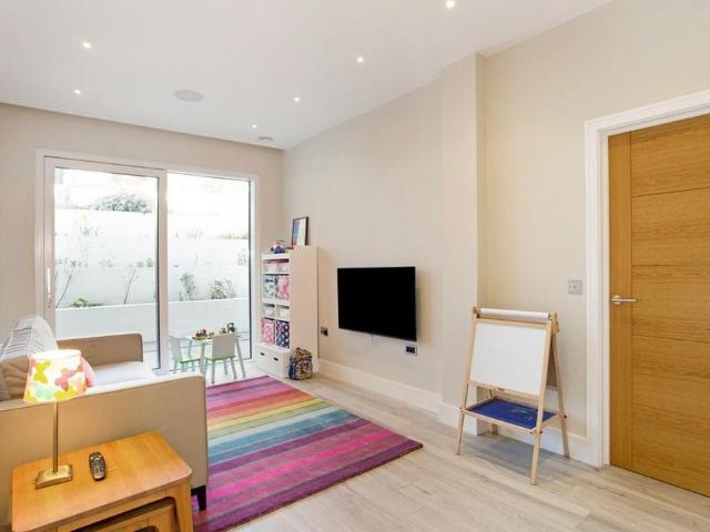 5 bedroom detached house to rent