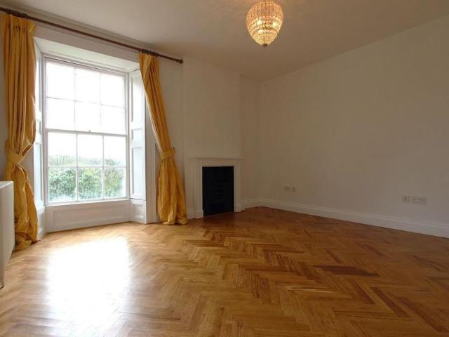 5 bedroom detached house to rent