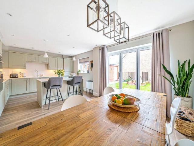5 bedroom detached house to rent