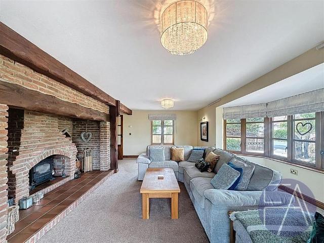 5 bedroom detached house to rent