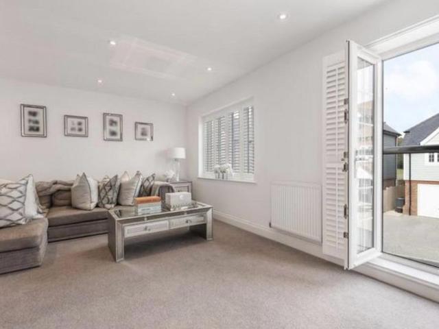 5 bedroom detached house to rent