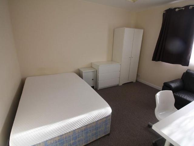 5 bedroom detached house to rent