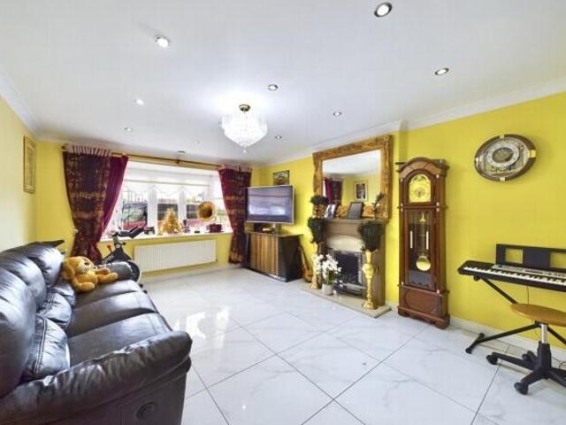 5 bedroom detached house to rent