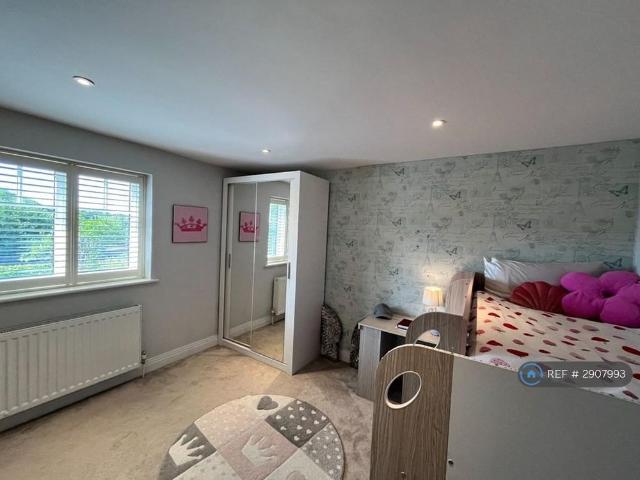 5 bedroom detached house to rent